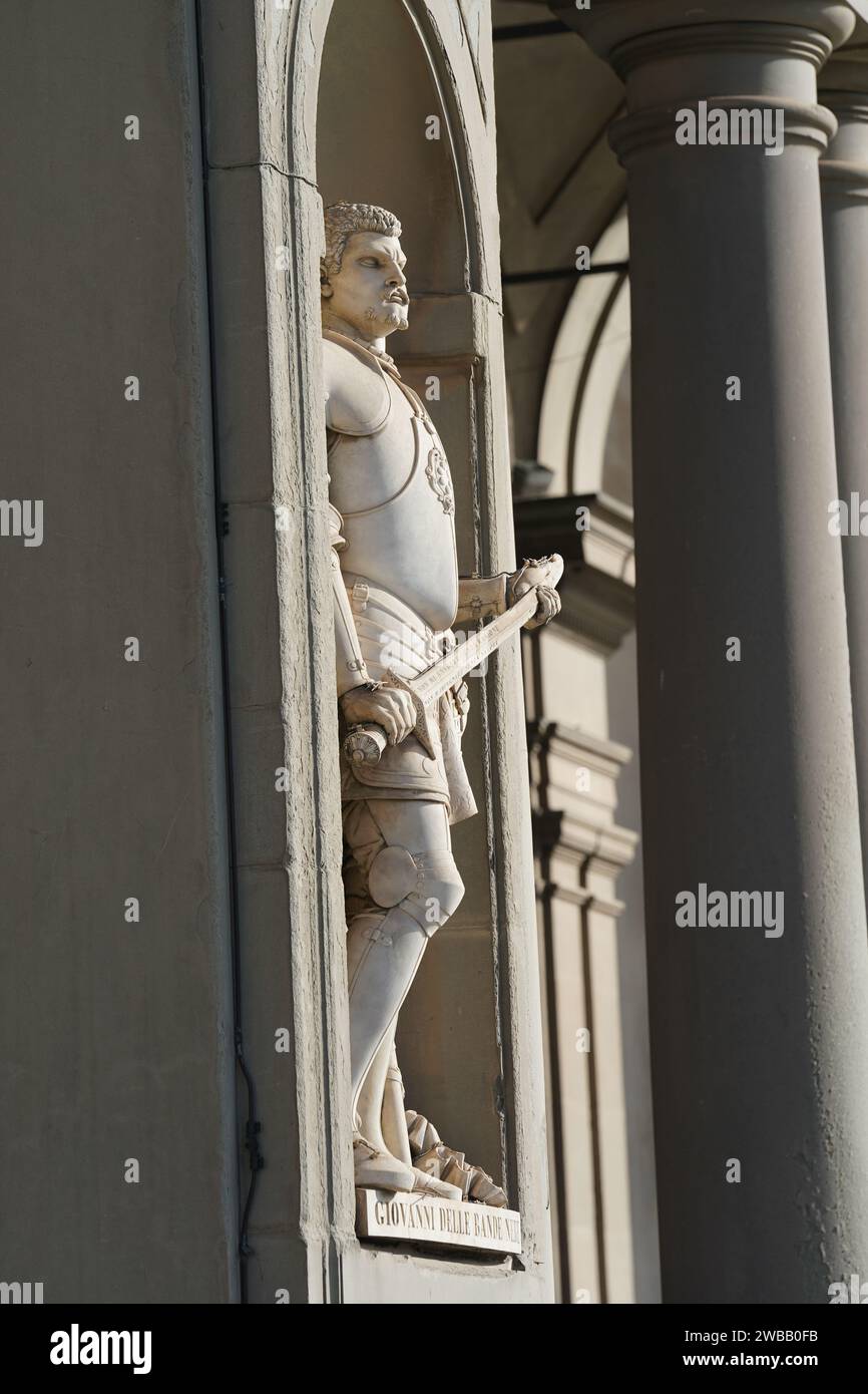 Ponte Vecchio bridge statue in Florence Italy Stock Photo - Alamy