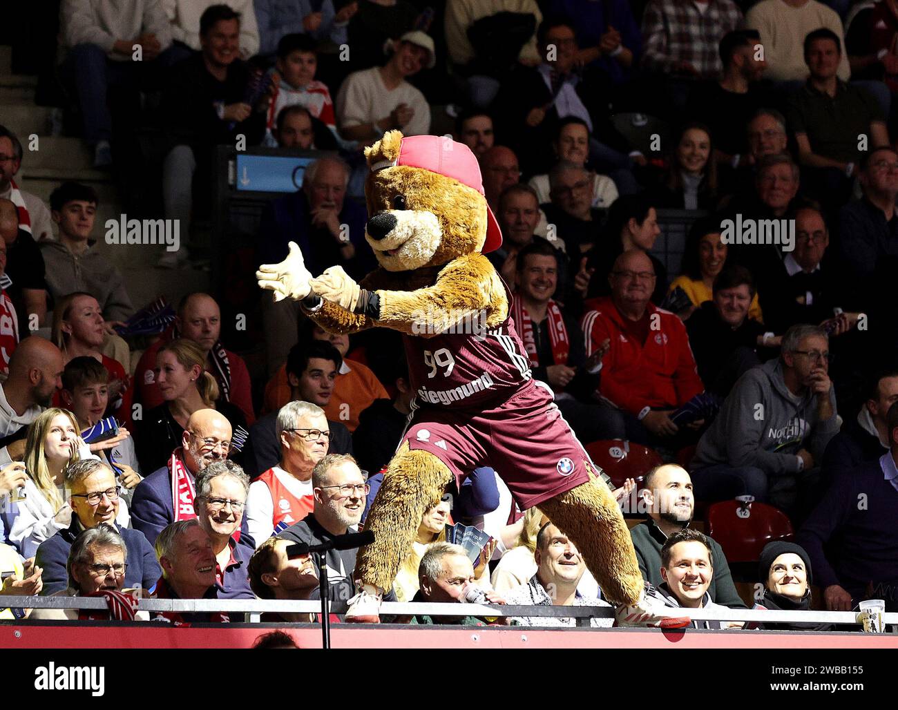 Maskottcher Berni heizt den Fans ein. GER, FC Bayern Basketball vs ...
