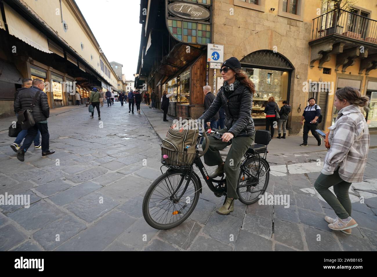 Ponte Vecchio bridge with shops and buildings on the bridge in Florence ...