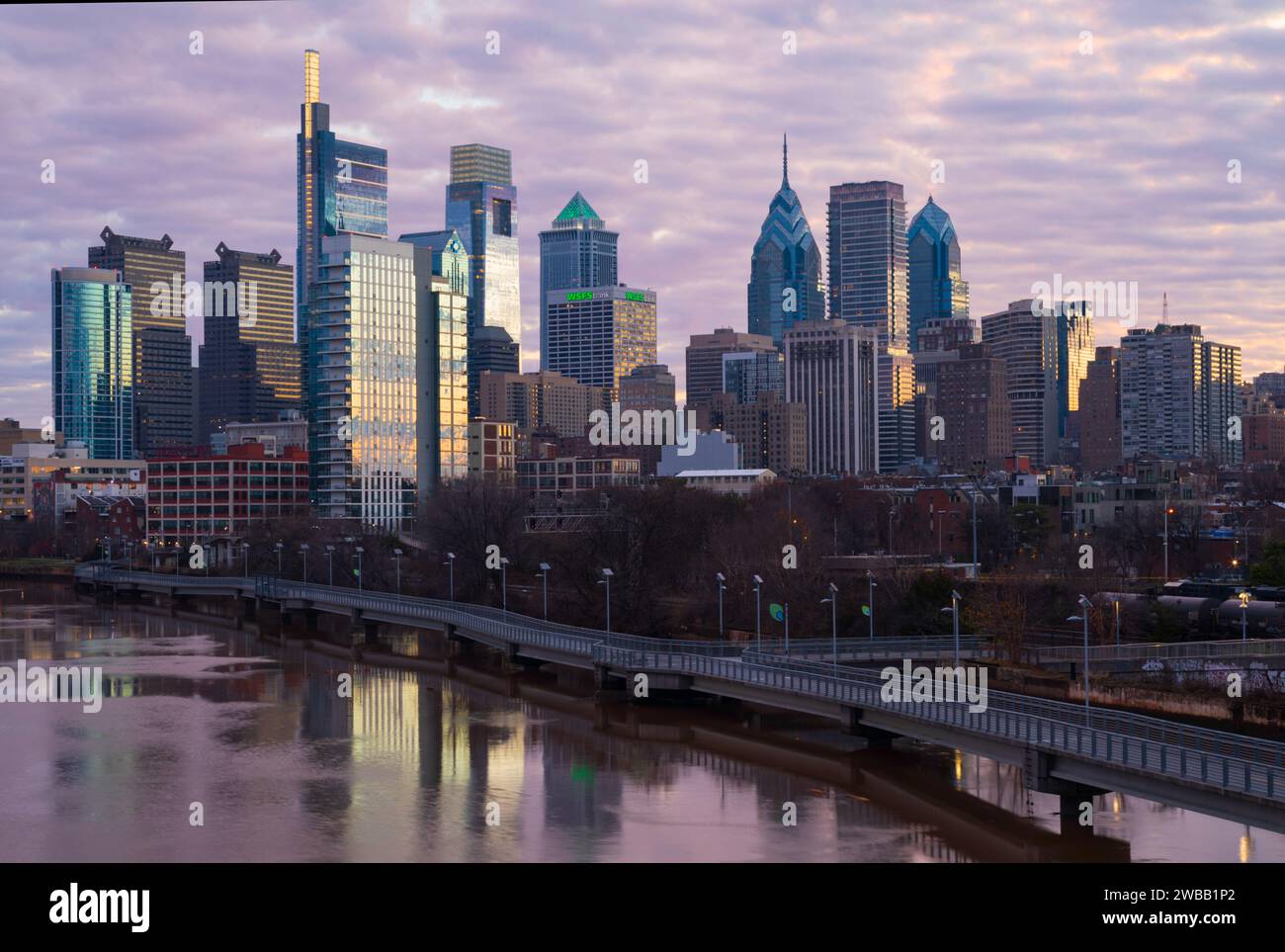 Philadelphia city skyline tall skyscrapers hi-res stock photography and ...