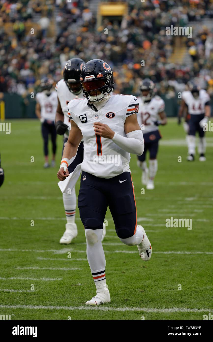 Chicago Bears quarterback Justin Fields (1) before an NFL football game ...