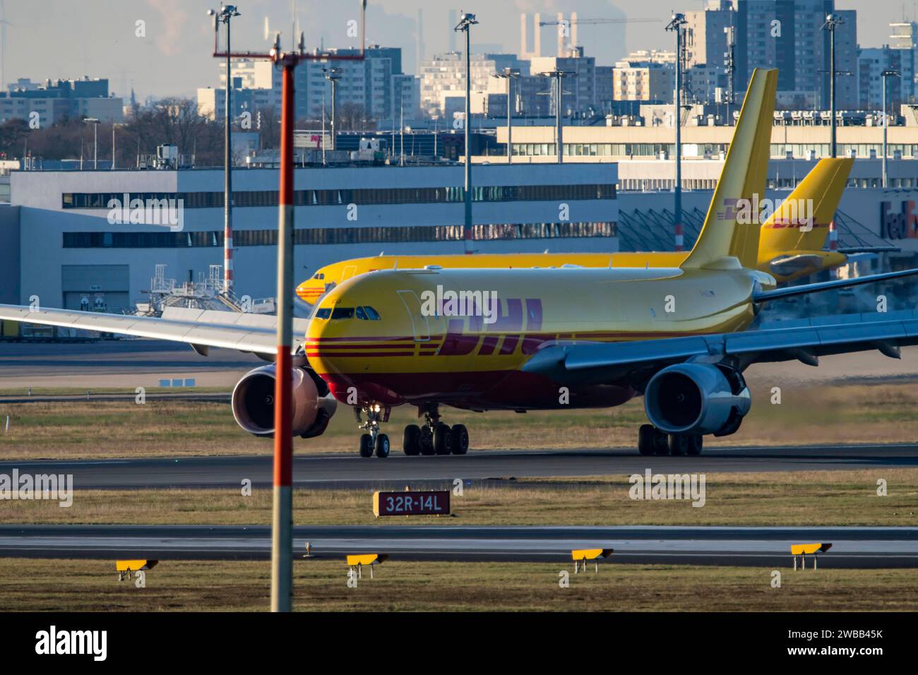 DHL Airbus A330-243F, Frachtflugzeuge bei der Landung auf dem Flughafen ...