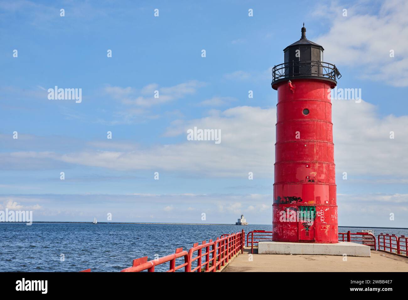 Red lighthouse in sea hi-res stock photography and images - Alamy