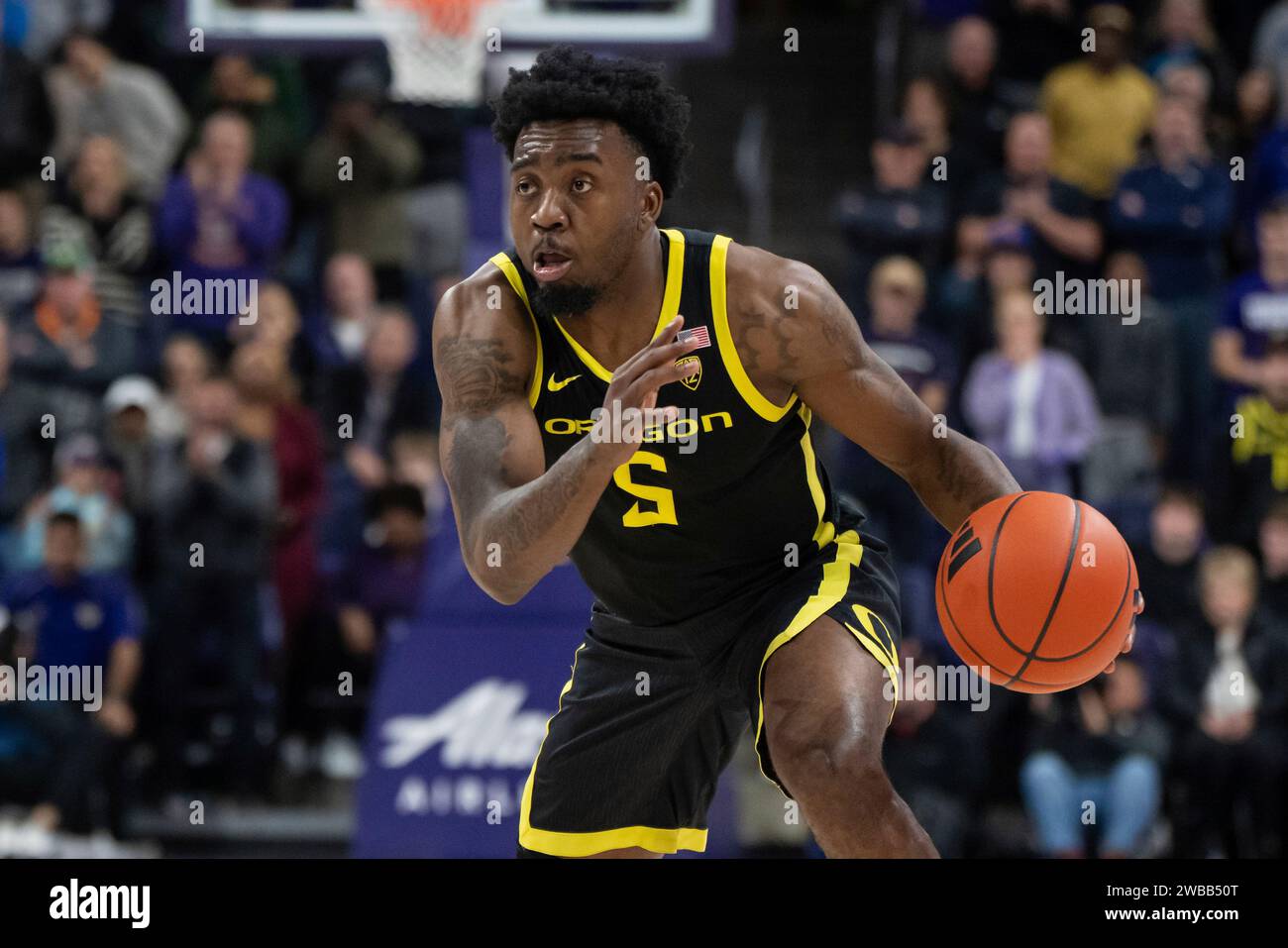 Oregon guard Jermaine Couisnard dribbles the ball against Washington ...