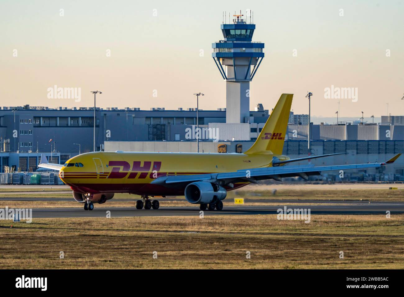 DHL Airbus A330-243F, Frachtflugzeuge bei der Landung auf dem Flughafen ...