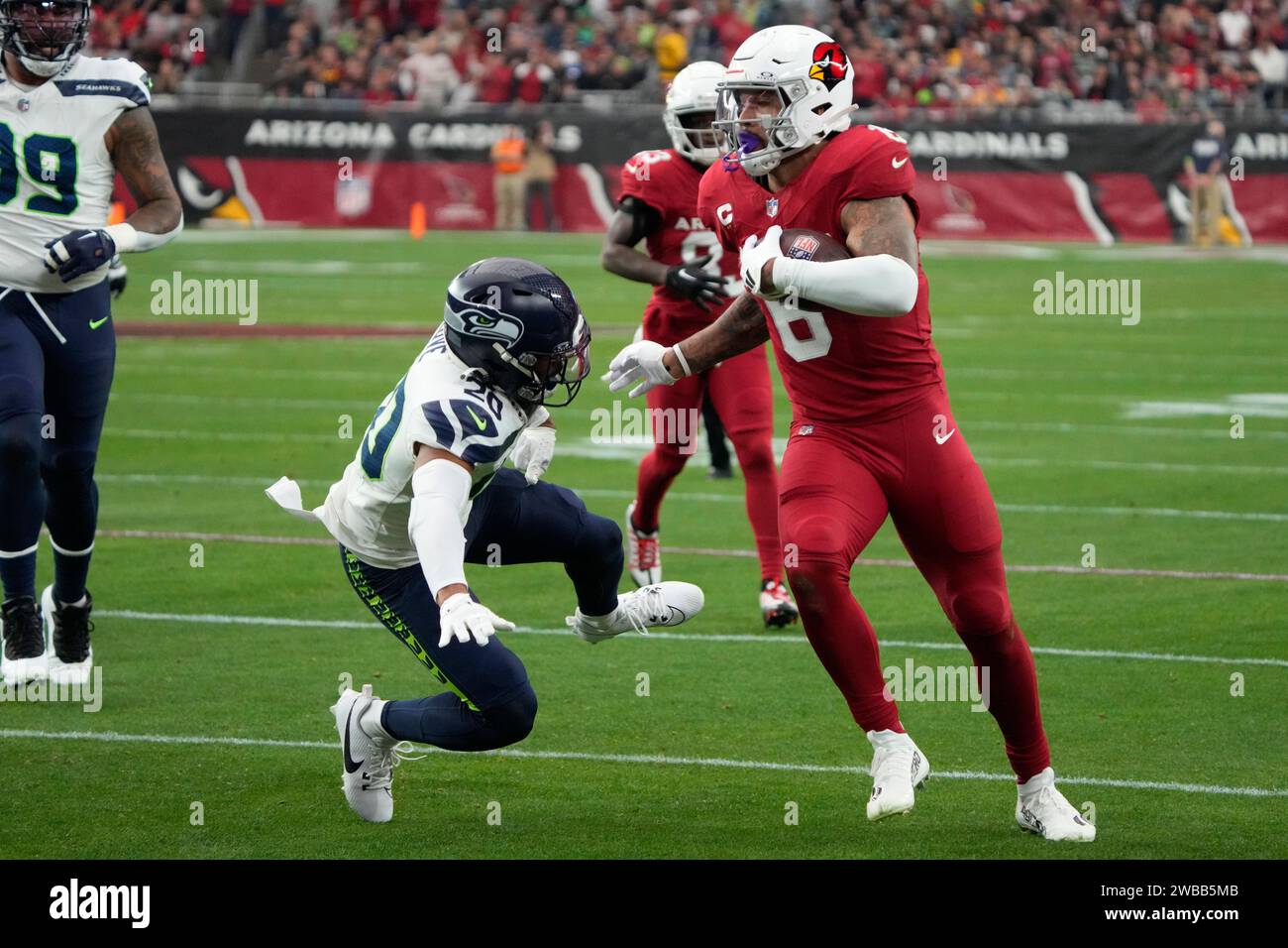 Arizona Cardinals running back James Conner (6) during the first half ...