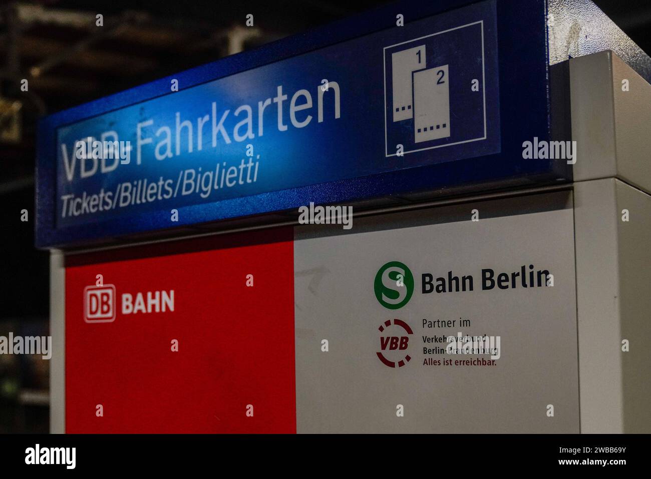 Berlin, Deutschland 9. Januar 2024: Fahrkartenautomat der S-Bahn Berlin ...