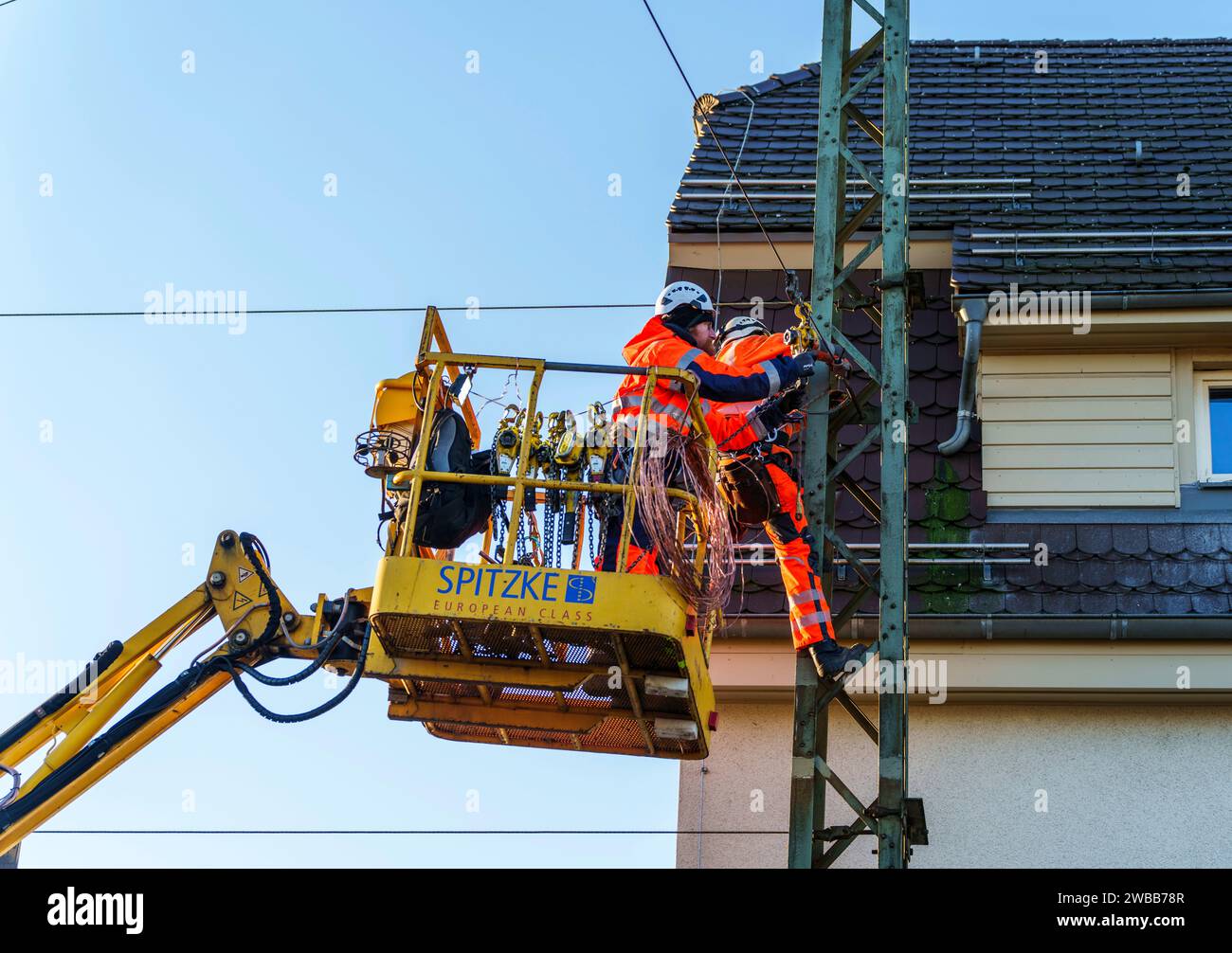 09 January 2024, Hesse, Mörfelden-Walldorf: A specialist carries out ...