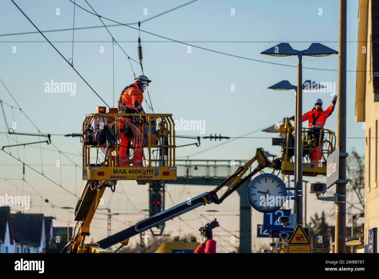 09 January 2024, Hesse, Mörfelden-Walldorf: Work is being carried out ...