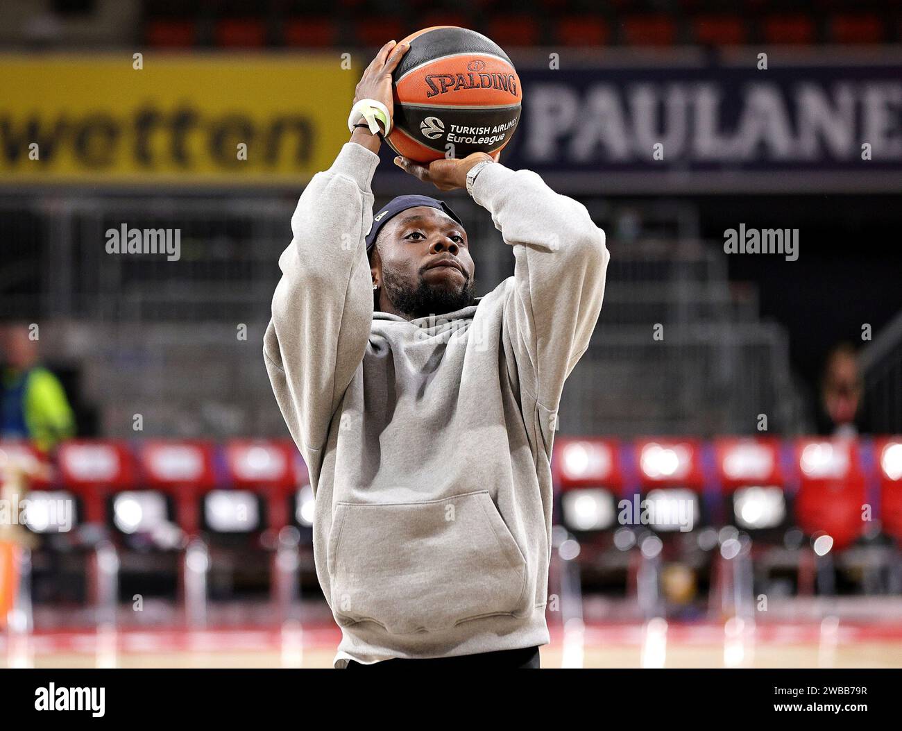 Alphonso Davies am Ball. GER, FC Bayern Basketball vs. Real Madrid ...