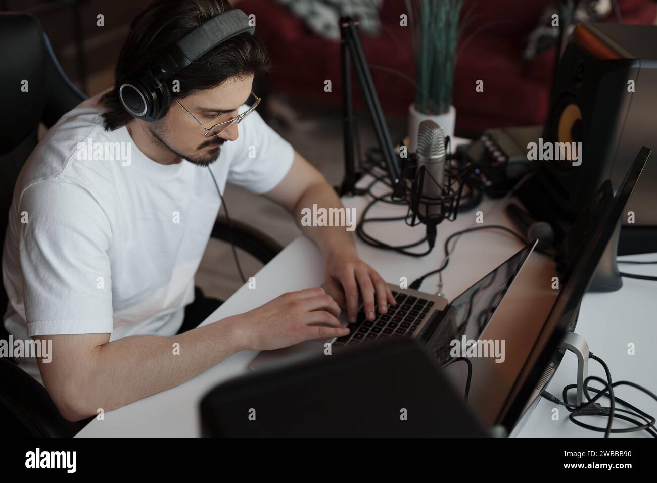 Podcasting producer hi-res stock photography and images - Alamy