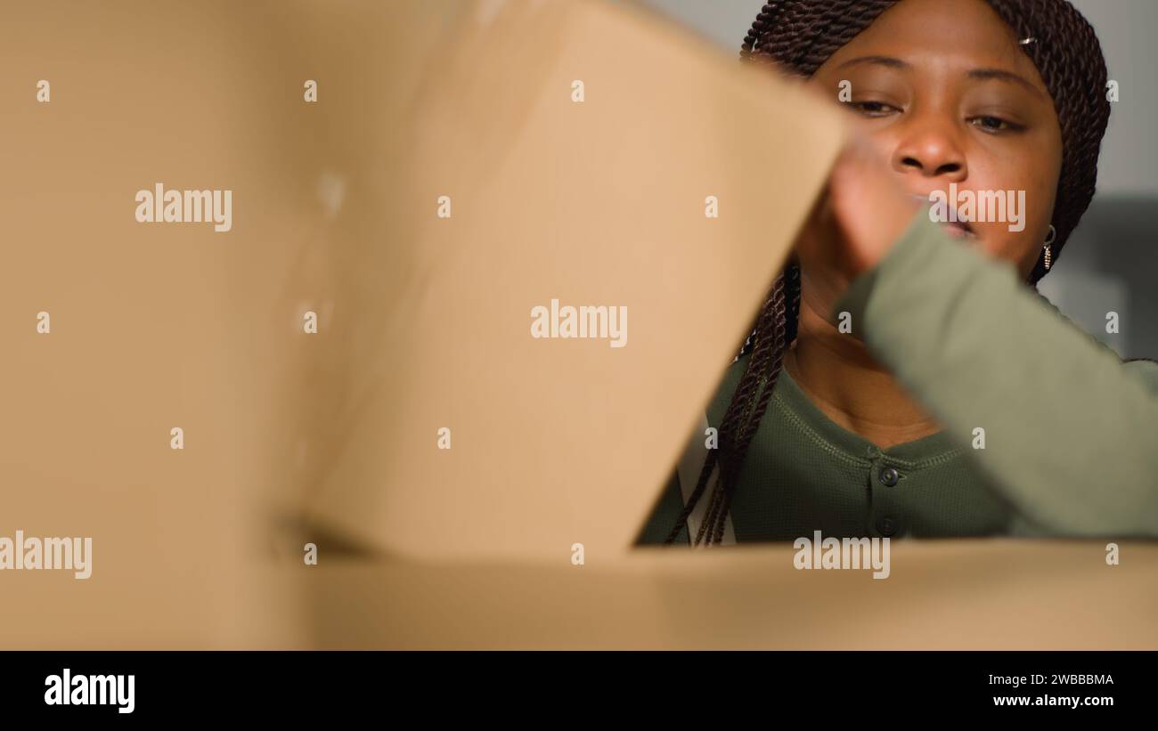 African staff arranging store hi-res stock photography and images - Alamy