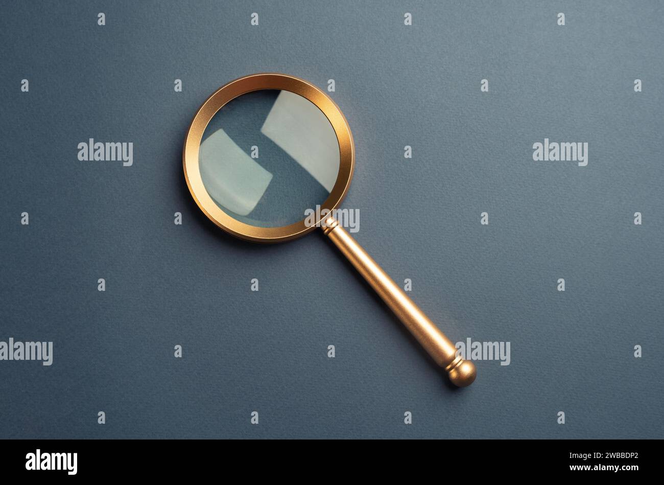 Magnifying the details hi-res stock photography and images - Alamy