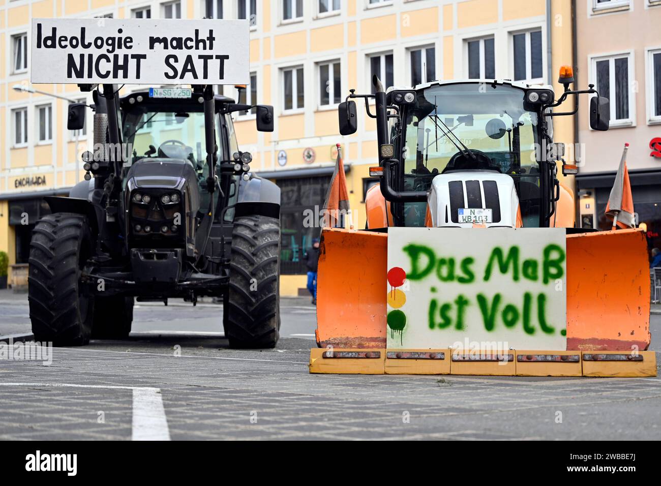 Teilnehmer der Bauernproteste fahren in Nürnberg mit ihren Traktoren im ...