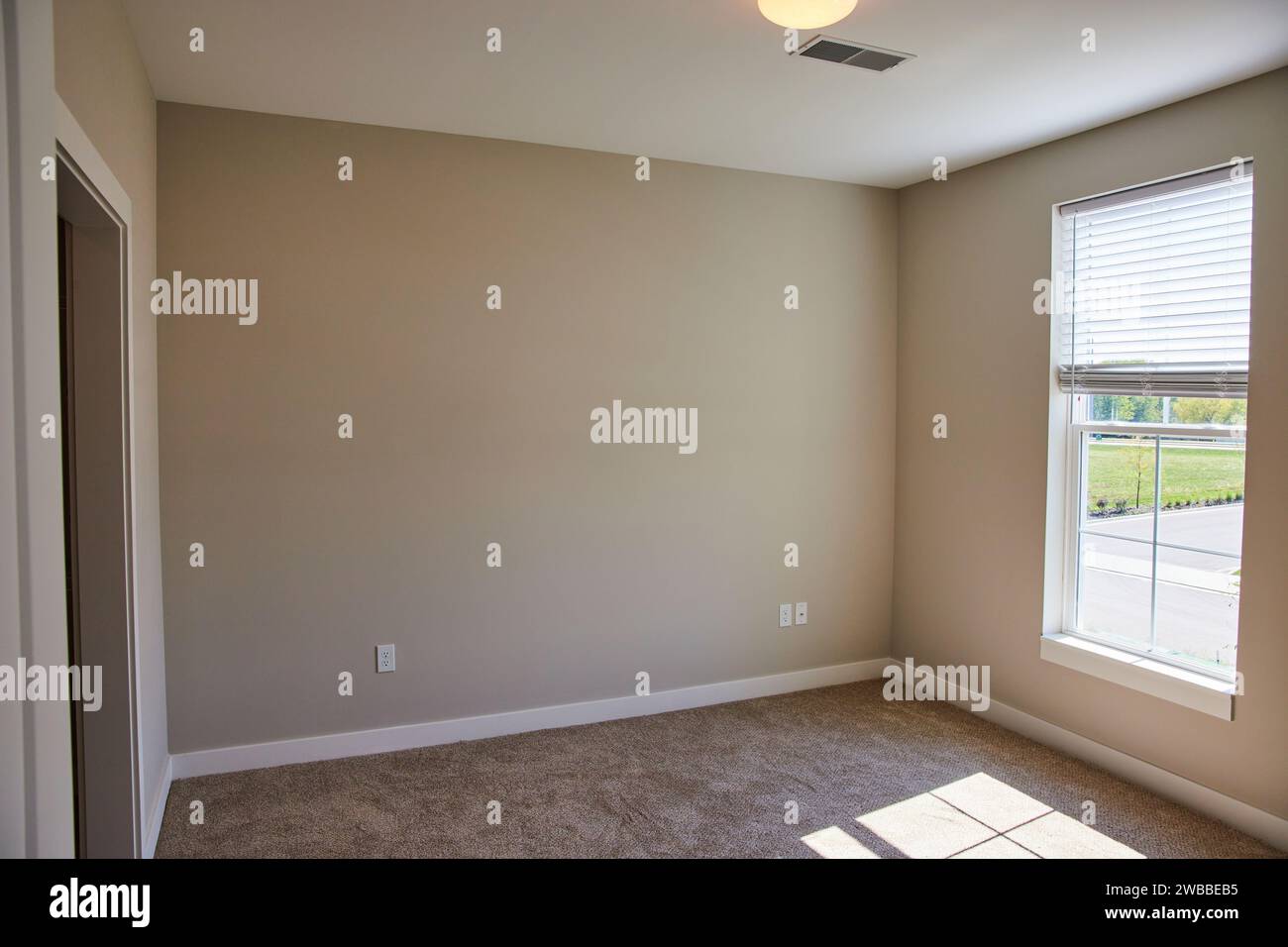 Empty sunlit minimalist room hi-res stock photography and images - Alamy