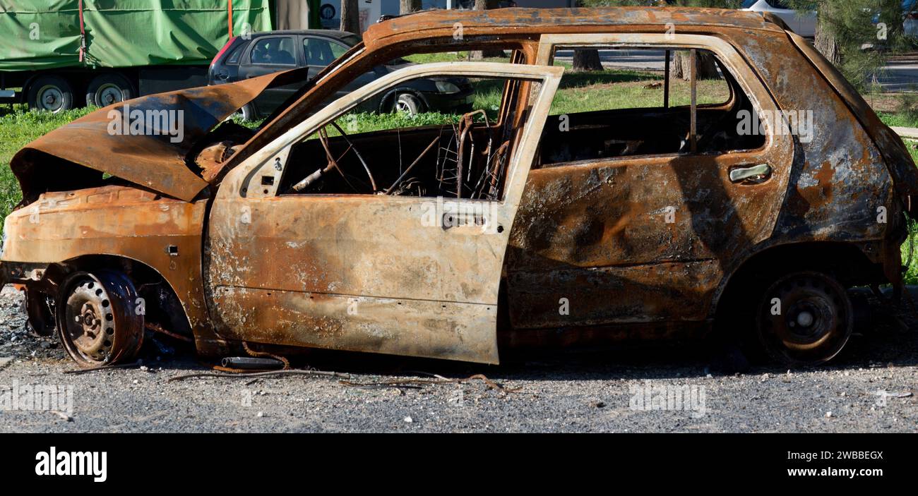 Carro velho incendiado e enferrujado Stock Photo - Alamy