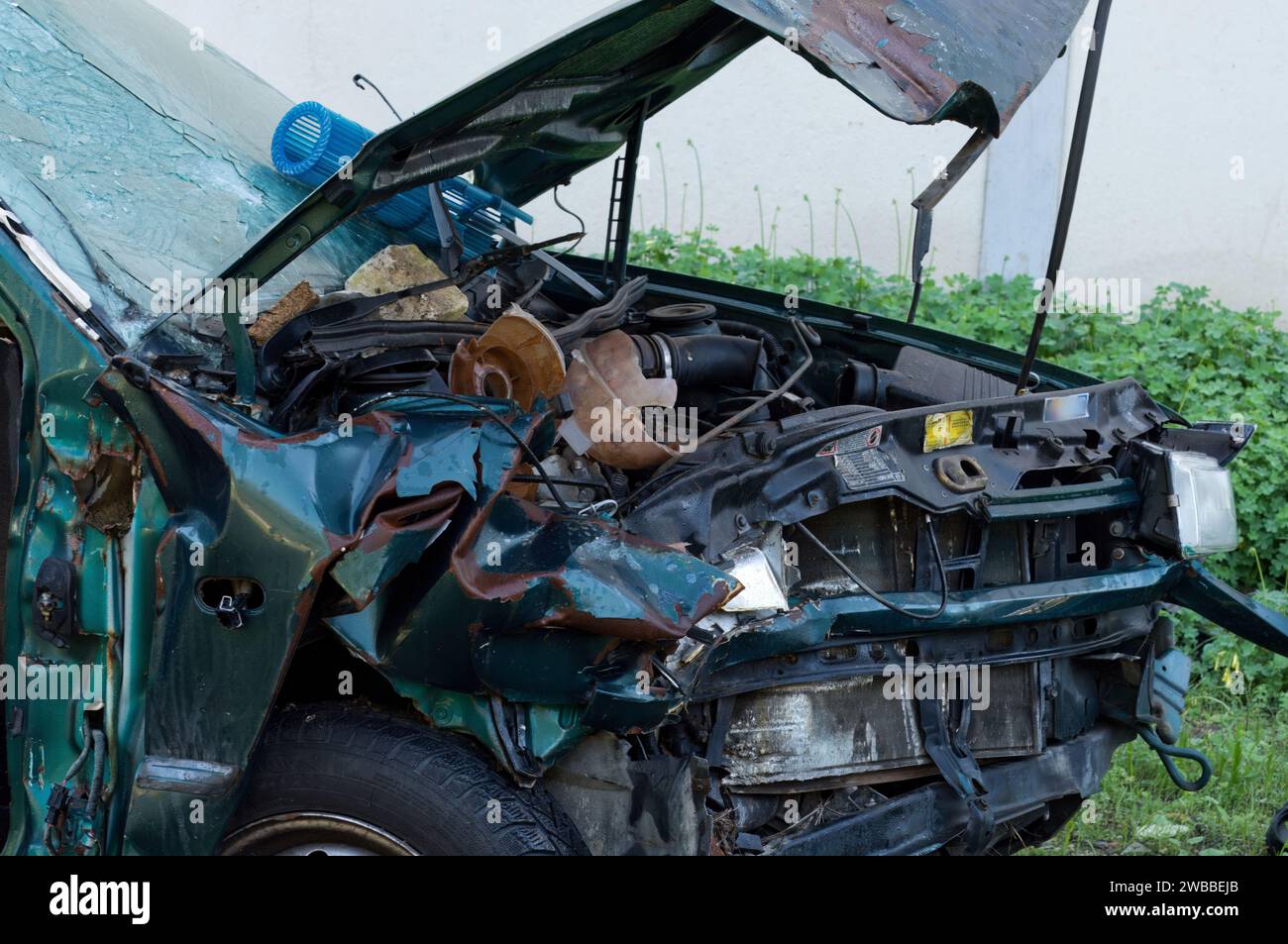 Carro velho incendiado e enferrujado Stock Photo - Alamy