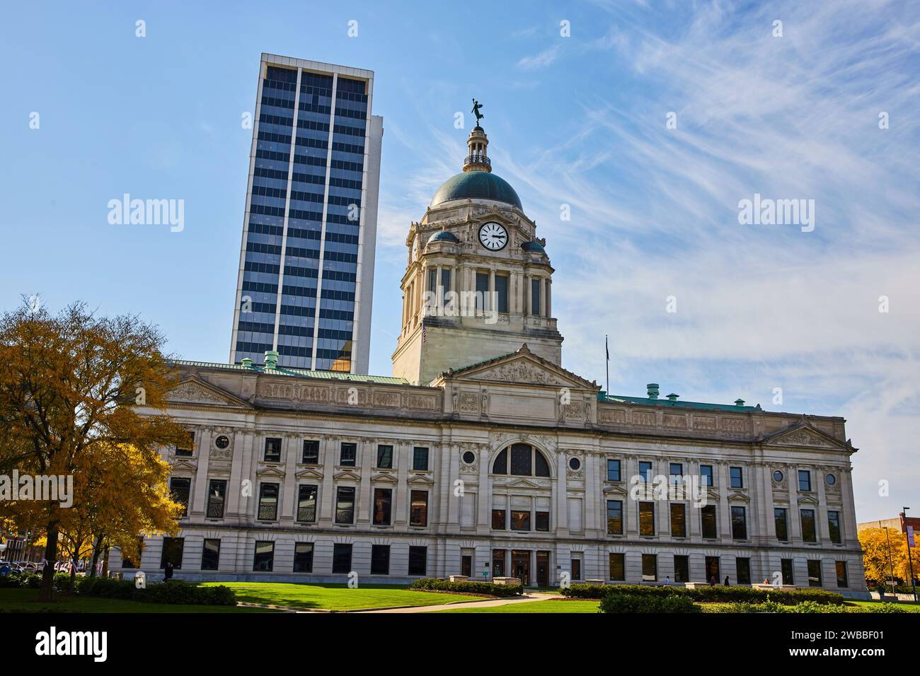 Neoclassical Courthouse and Modern Skyscraper Contrast Stock Photo - Alamy