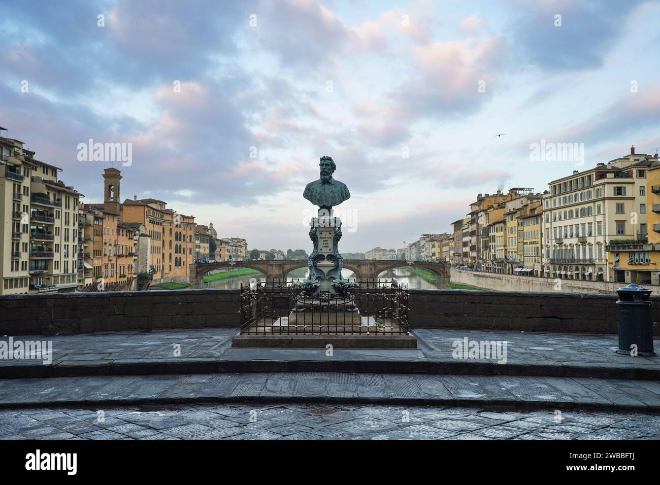 Benvenuto cellini on ponte vecchio bridge in firenze hi-res stock ...