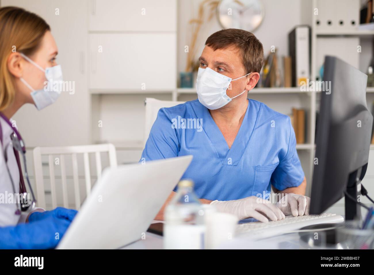 Female therapist in mask consulting hi-res stock photography and images ...