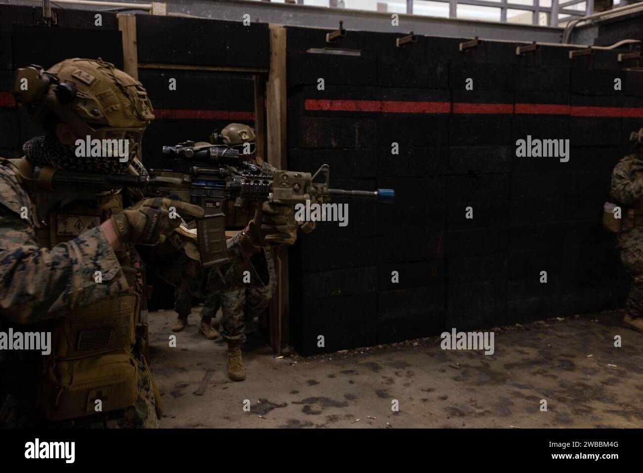 U.S. Marines with Weapons Company, Battalion Landing Team 1/1, 31st ...