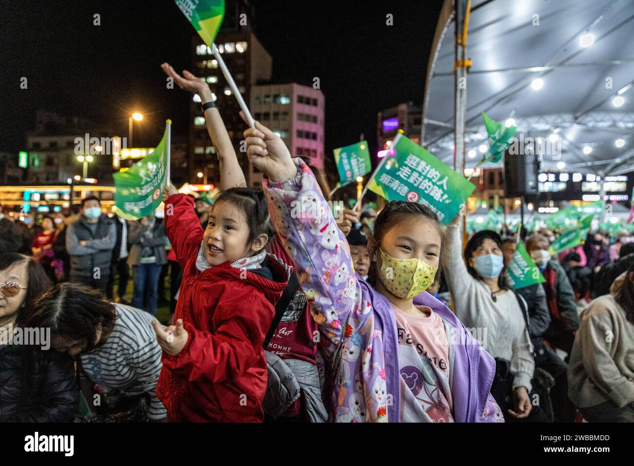 Keelung, Taiwan. 08th Jan, 2024. Children waved flags during a DPP ...