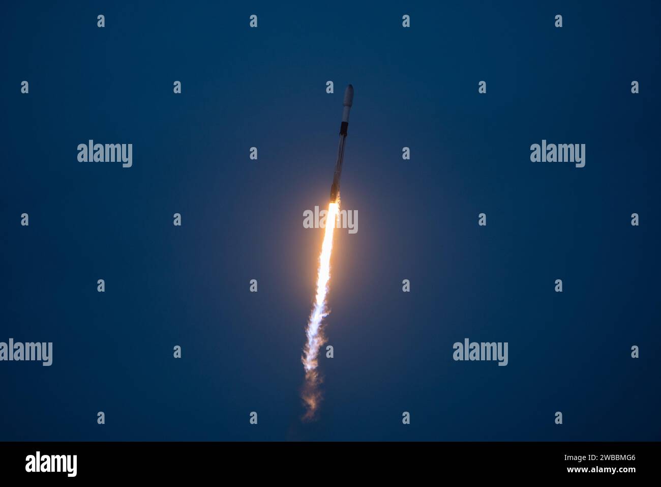 A Falcon 9 rocket carrying 23 starlink satellites launches from Space ...