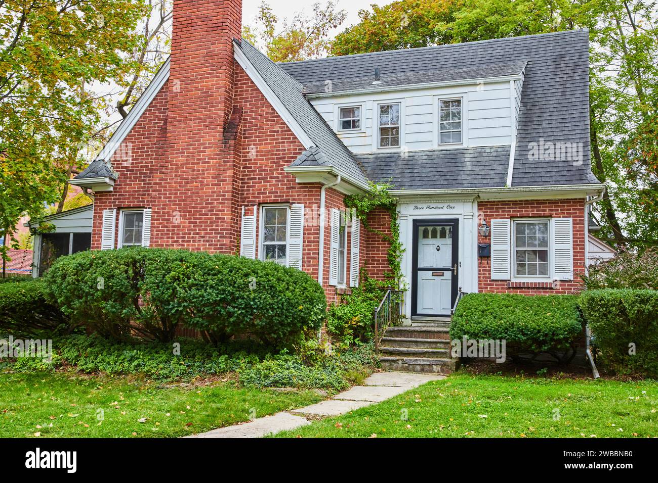 Red brick yard pathway hi-res stock photography and images - Alamy
