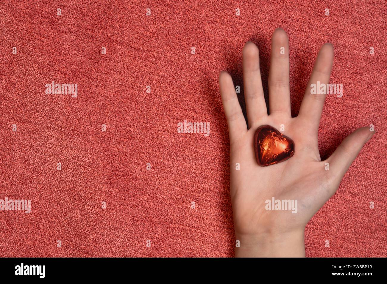 Hand holding a red heart hi-res stock photography and images - Alamy