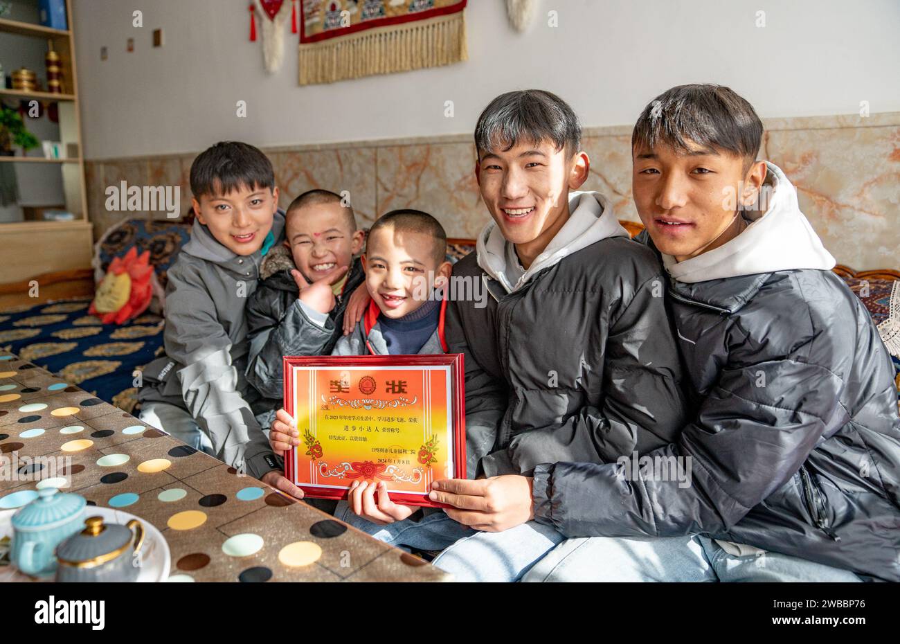 (240109) -- LHASA, Jan. 9, 2024 (Xinhua) -- Children pose for photos ...