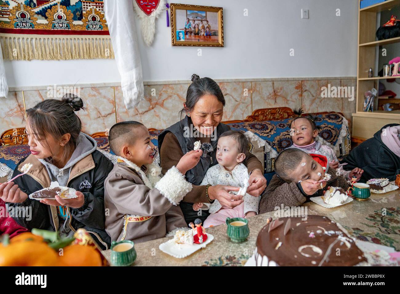 (240109) -- LHASA, Jan. 9, 2024 (Xinhua) -- Pasang and children enjoy a ...