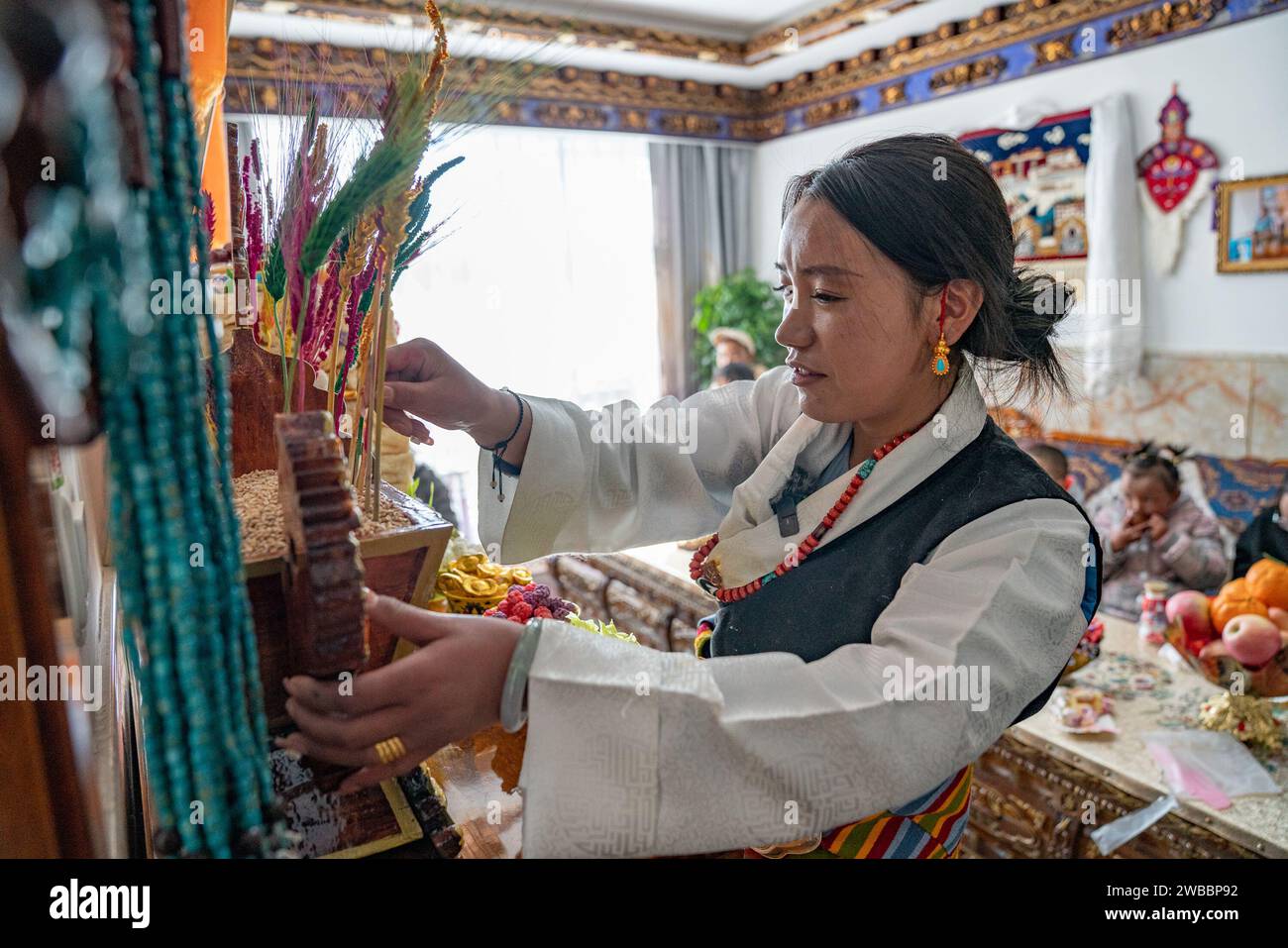 (240109) -- LHASA, Jan. 9, 2024 (Xinhua) -- Tenzin Drolma prepares for ...