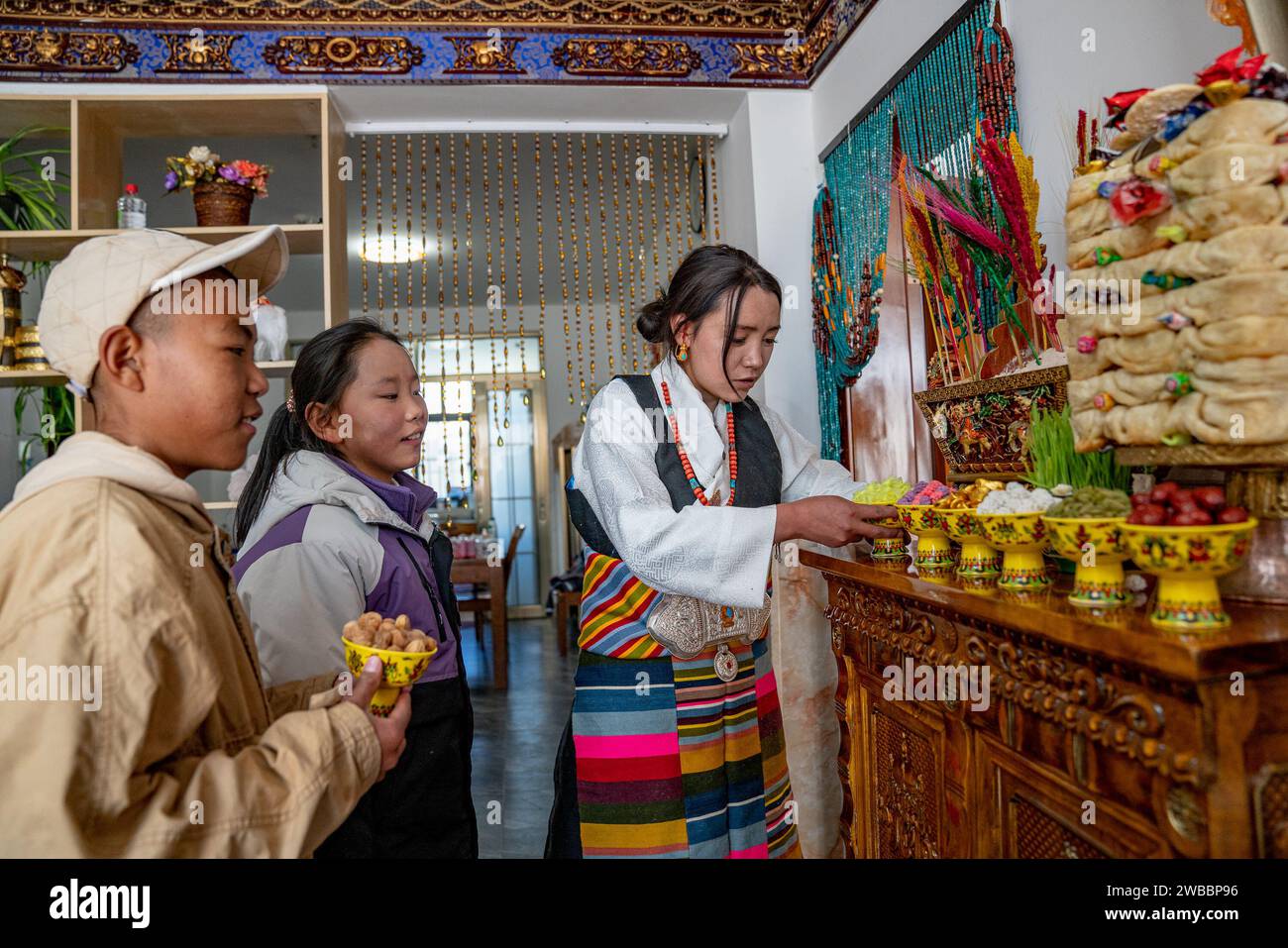 (240109) -- LHASA, Jan. 9, 2024 (Xinhua) -- Tenzin Drolma and children ...