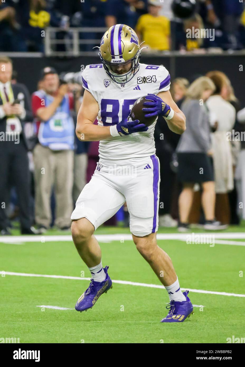 HOUSTON, TX - JANUARY 08: Washington Huskies tight end Quentin Moore ...