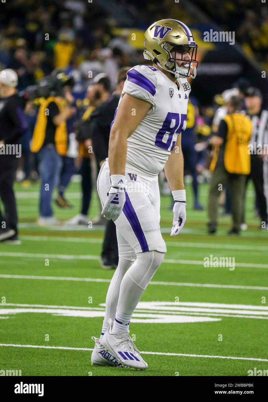 HOUSTON, TX - JANUARY 08: Washington Huskies tight end Josh Cuevas (85 ...