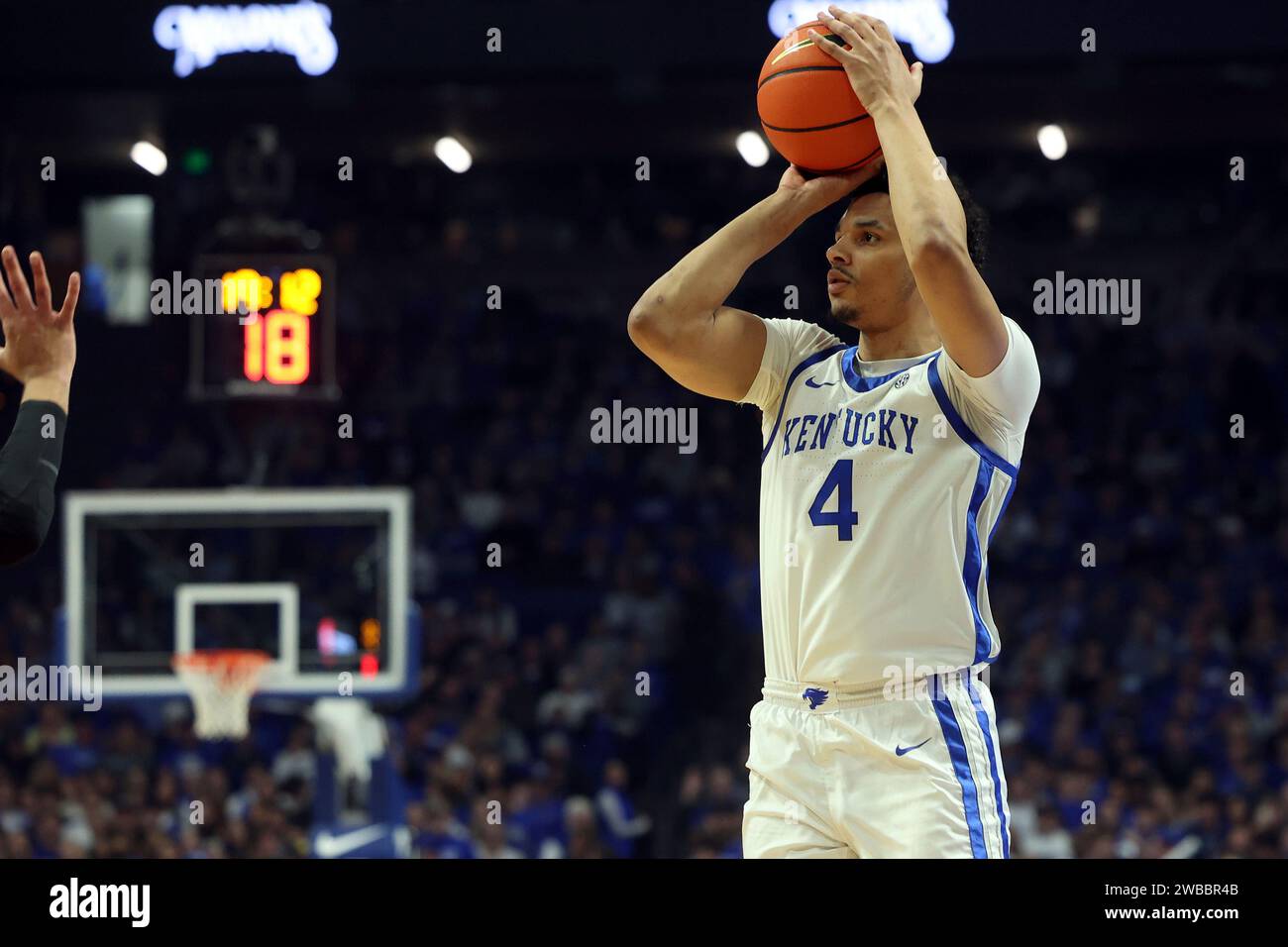 Kentucky's Tre Mitchell (4) shoots a three point shot during the first ...