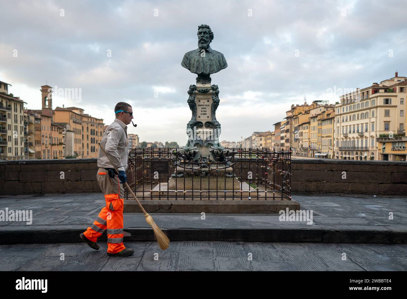 Statue of the sculptor Benvenuto Cellini on Ponte Vecchio in Florence ...
