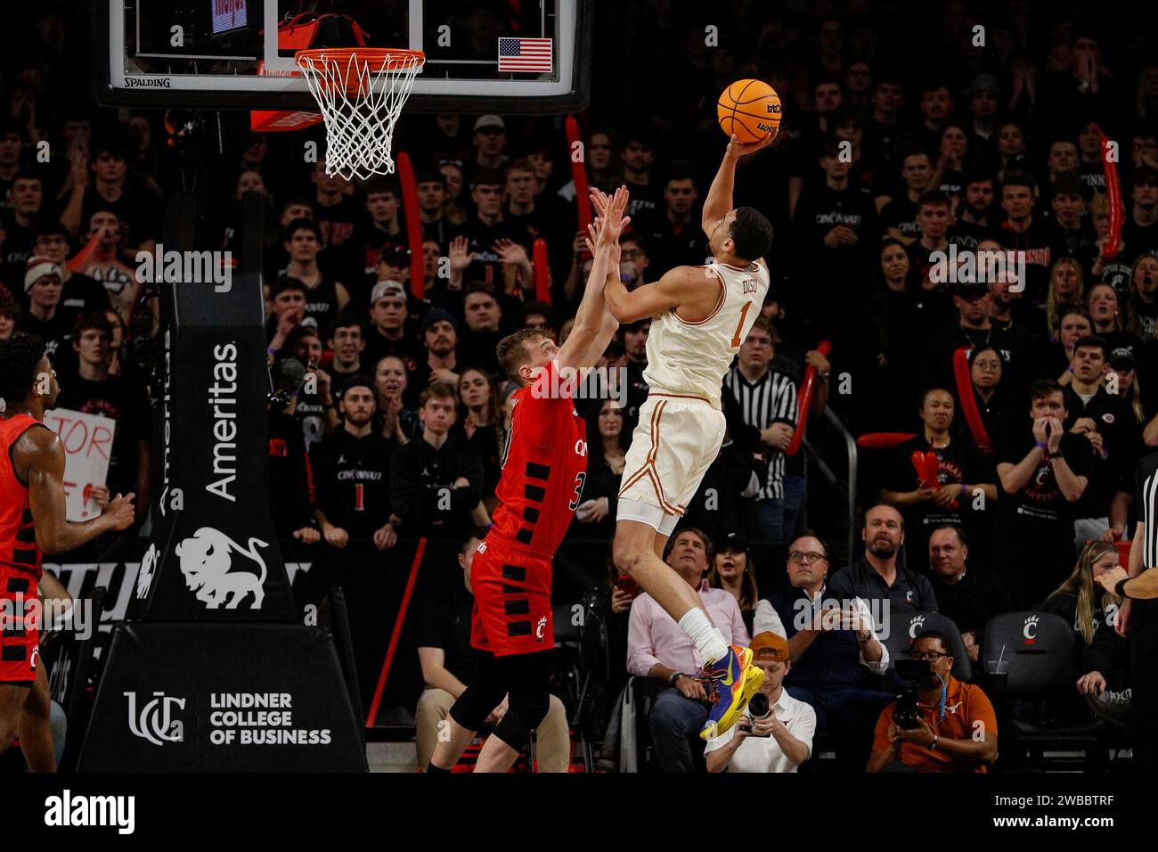 CINCINNATI, OH - JANUARY 09: Texas Longhorns forward Dylan Disu (1 ...