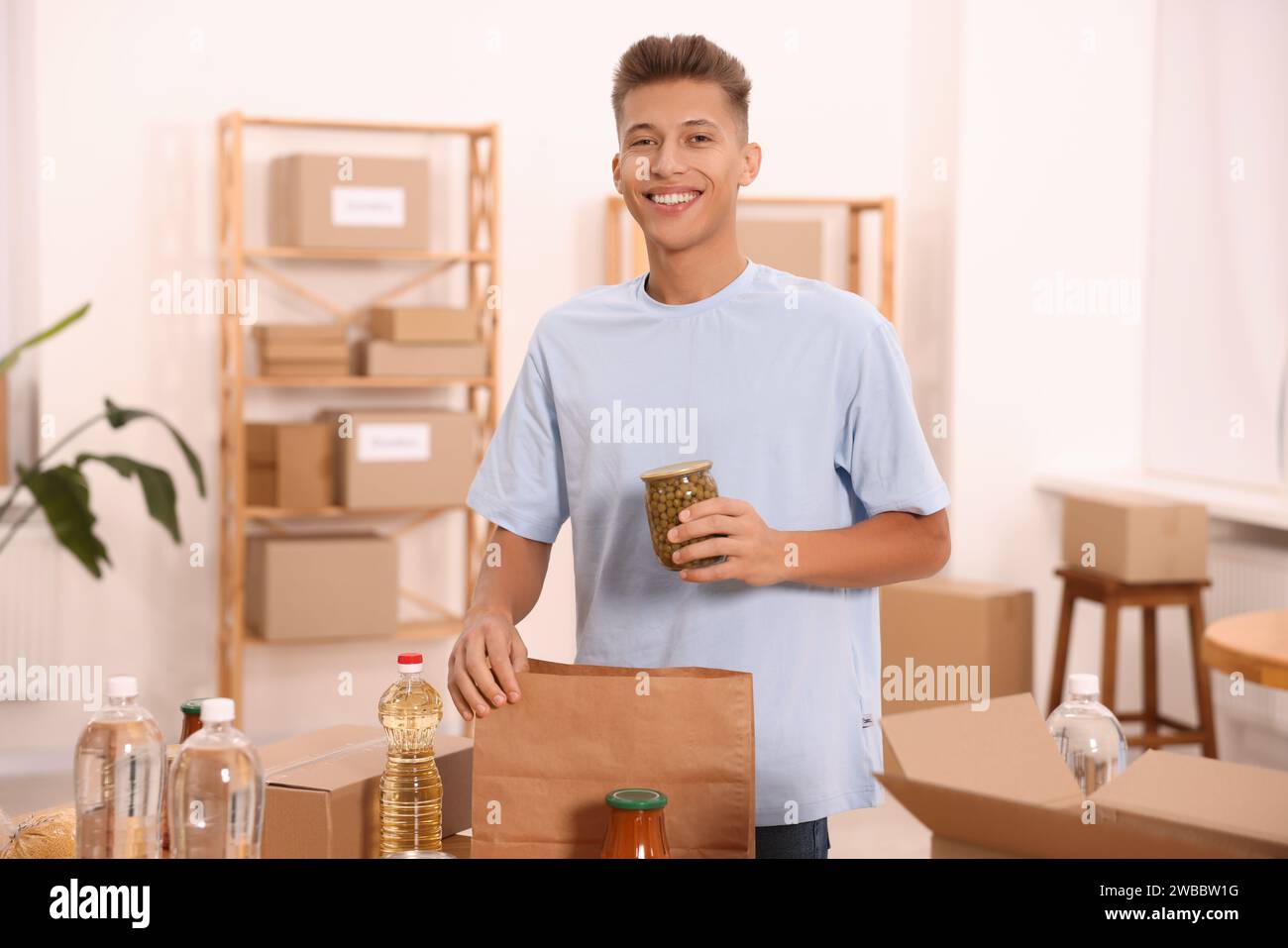 Packing with care warehouse hi-res stock photography and images - Alamy