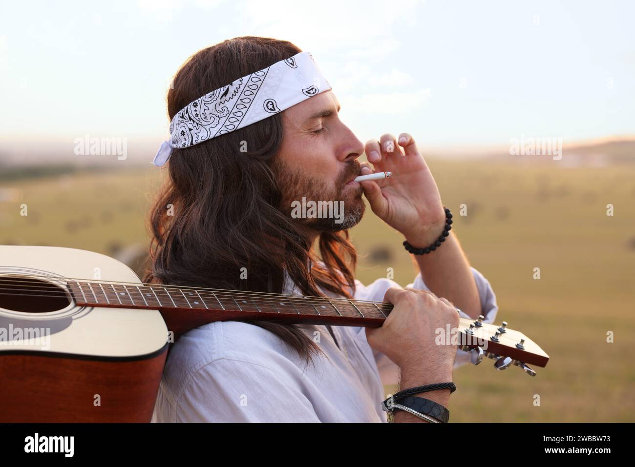 Smoking guitar hi-res stock photography and images - Alamy