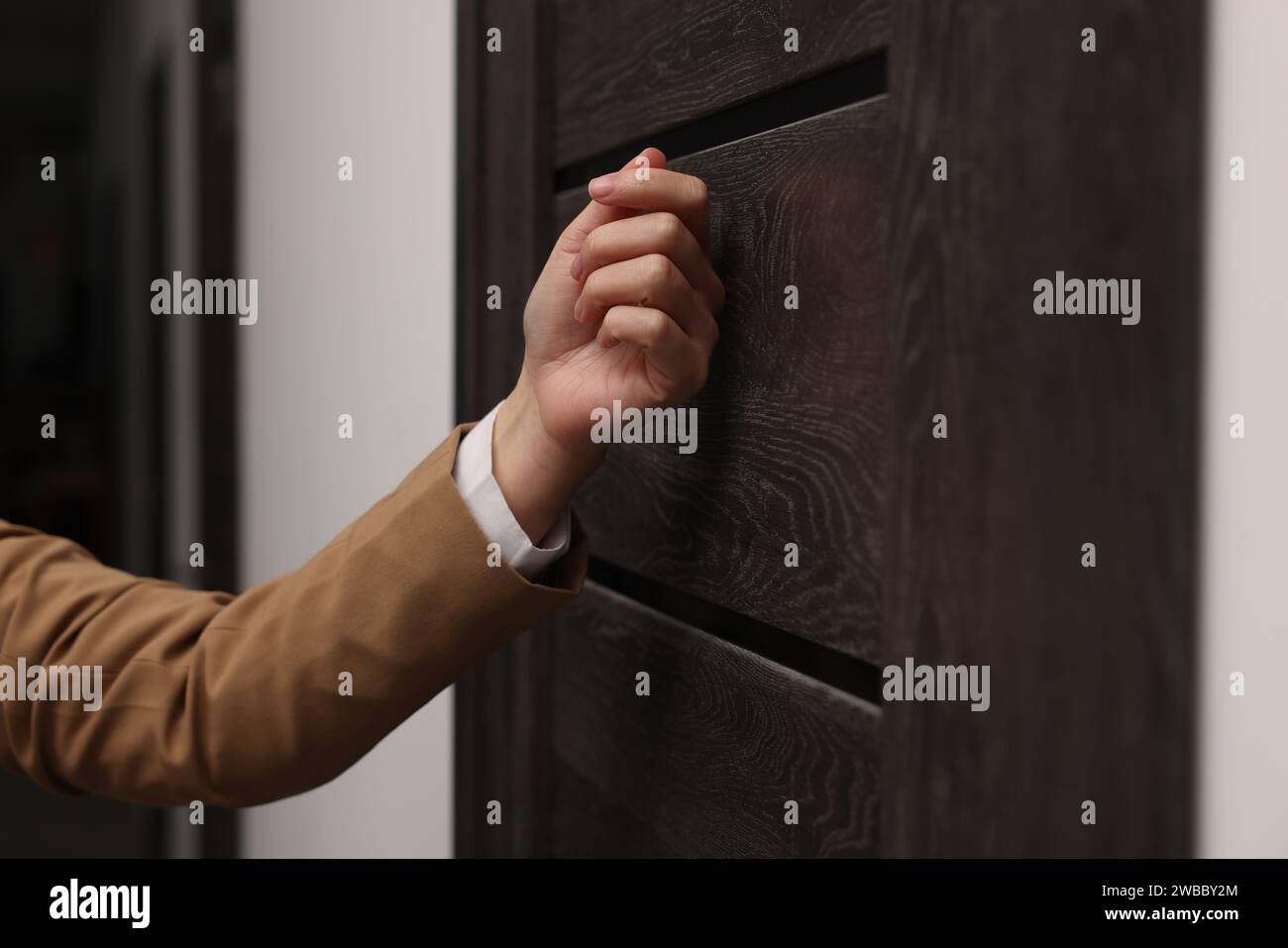 Police and door knock hi-res stock photography and images - Alamy