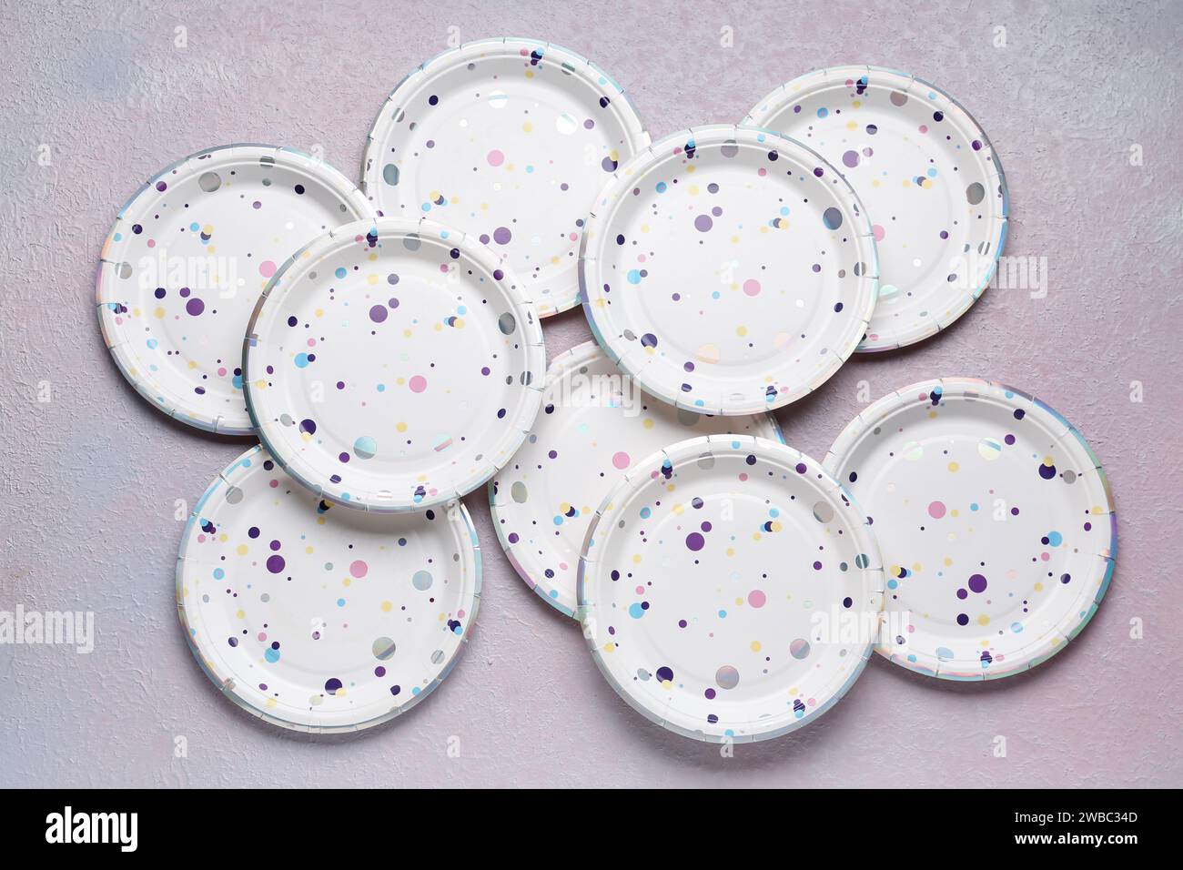 Paper disposable plates on grunge background Stock Photo - Alamy