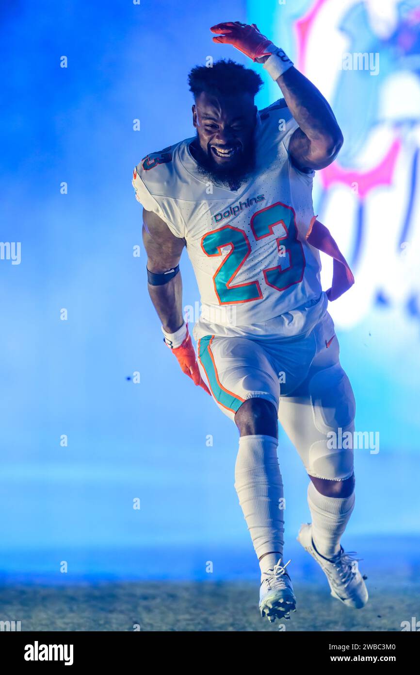 Miami Dolphins running back Jeff Wilson Jr. (23) gestures and reacts ...