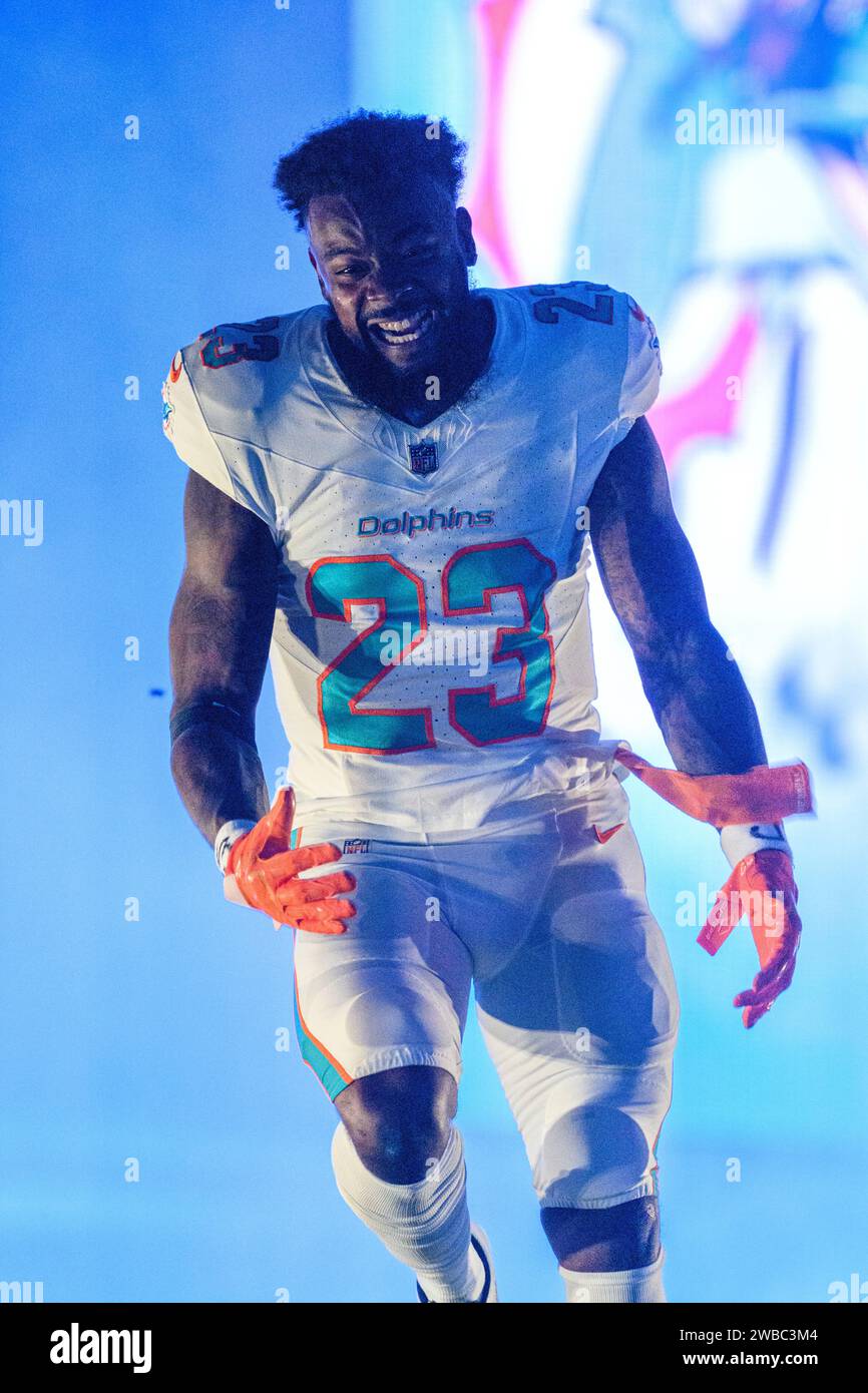 Miami Dolphins running back Jeff Wilson Jr. (23) gestures and reacts ...