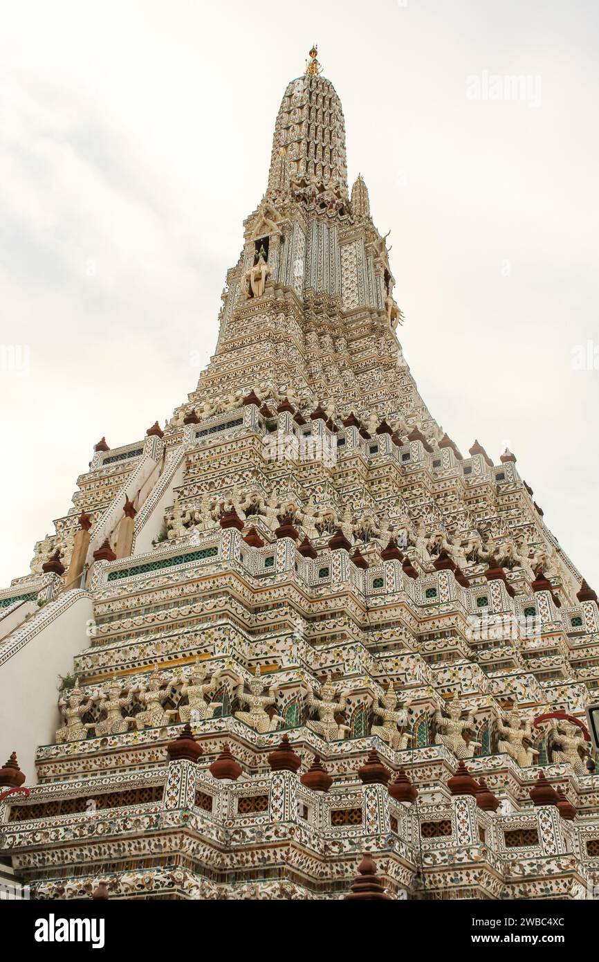 Chedi and Giant or Yak Wat Arun at Phra Prang, Wat Arun, Arun temple ...