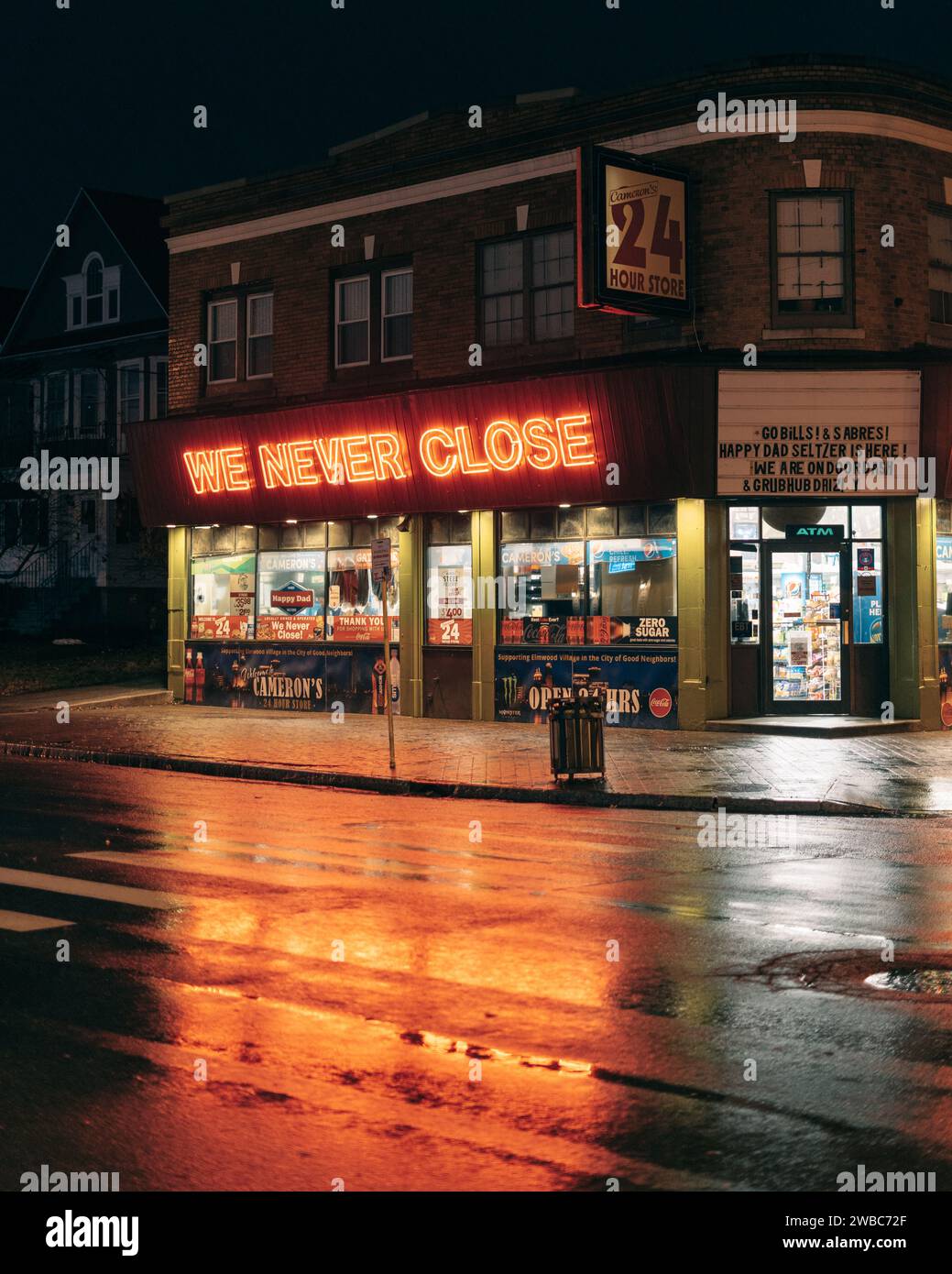 Neon store sign new hi-res stock photography and images - Alamy