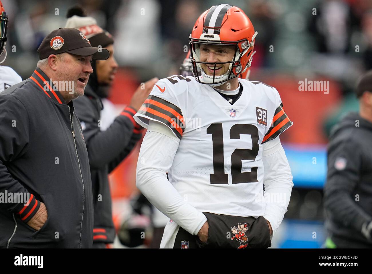 Cleveland Browns offensive coordinator Alex Van Pelt, left, talks with ...