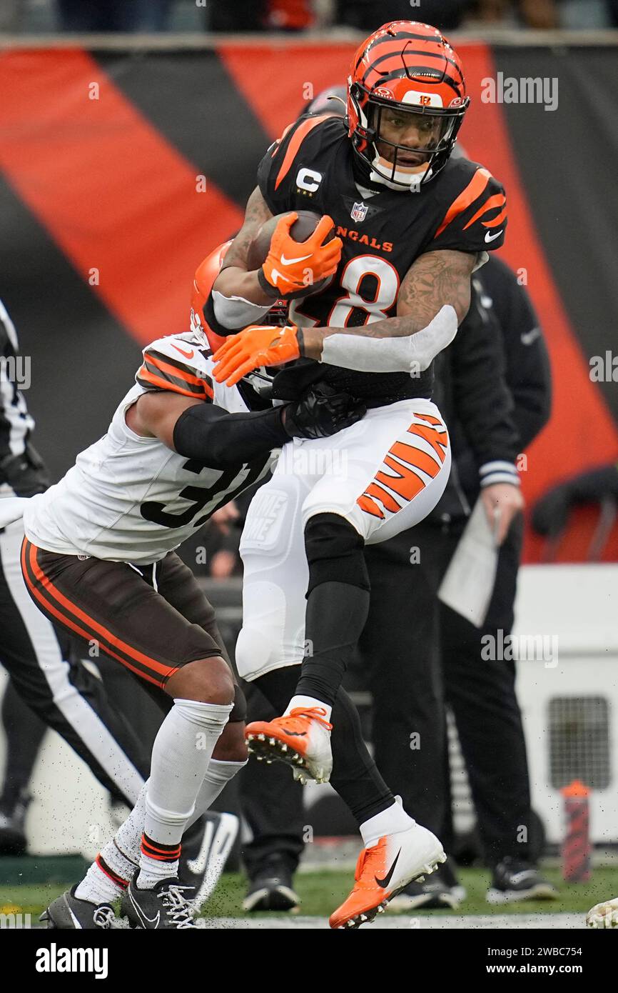 Cincinnati Bengals running back Joe Mixon carries in the first half of ...