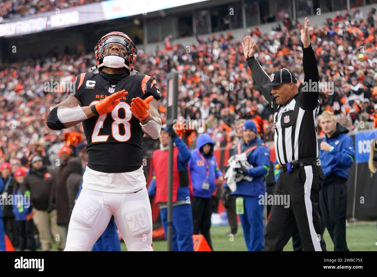 Cincinnati Bengals running back Joe Mixon (28) celebrates a touchdown ...