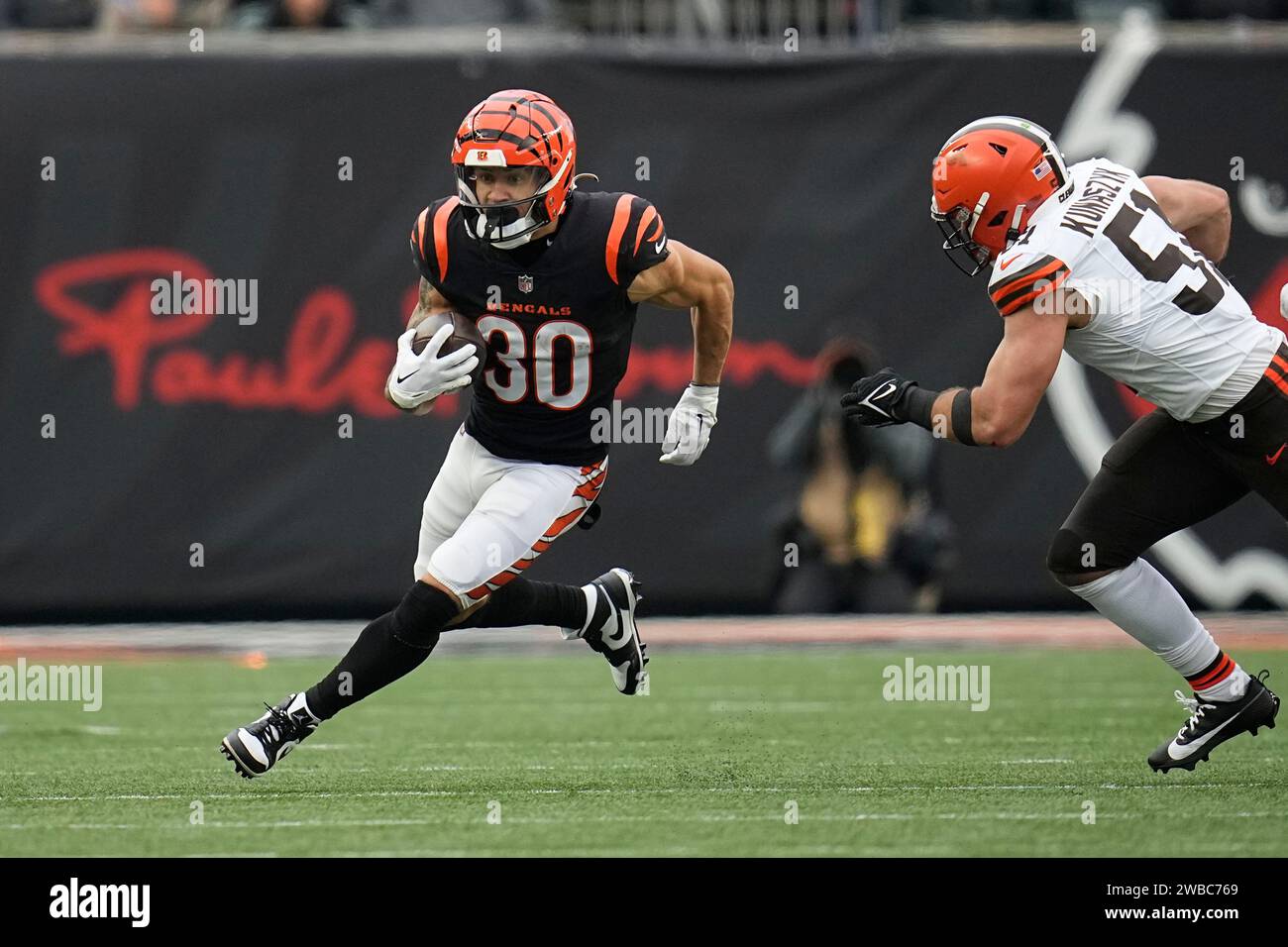 Cincinnati Bengals running back Chase Brown (30) avoids a tackle by ...
